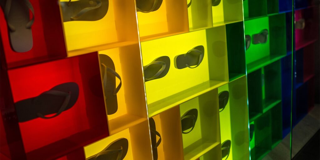 AQUEO GROUP - Havaianas Acrylic window display - Dashing Group