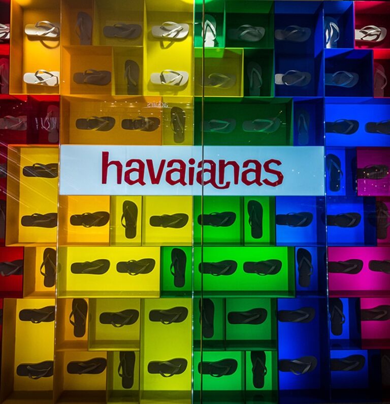 AQUEO GROUP - Havaianas Acrylic window display - Dashing Group