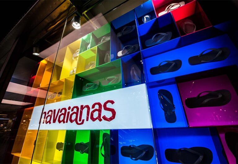AQUEO GROUP - Havaianas Acrylic window display - Dashing Group